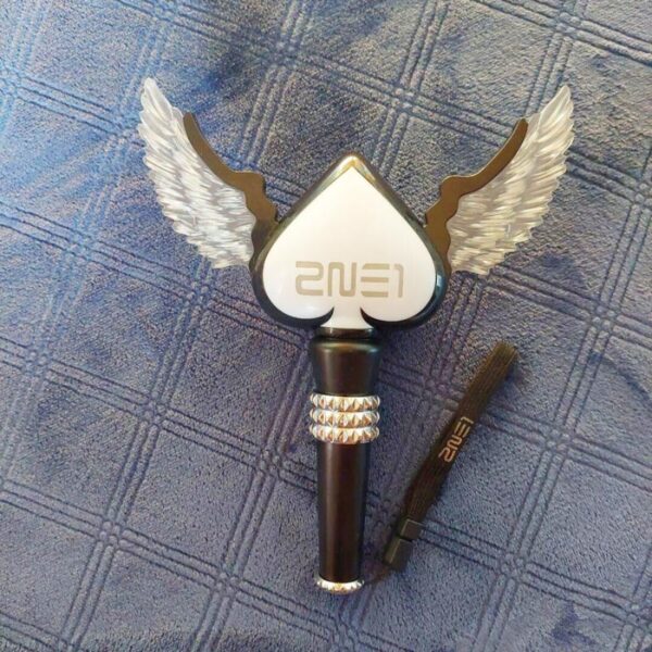 Lightstick là gì? Tất cả những điều bạn cần biết về gậy phát sáng thần kỳ